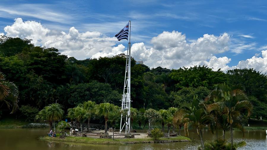 Nova bandeira de Atibaia é hasteada no Lago do Major – Correio de Atibaia